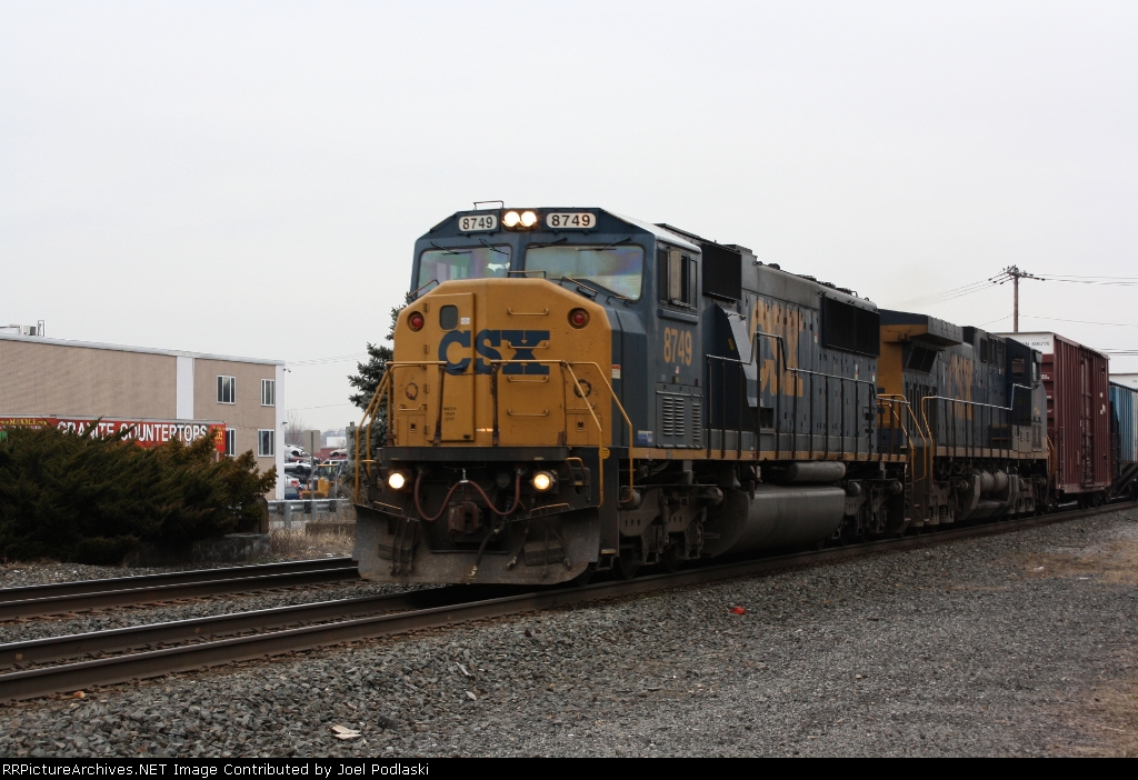 CSX 8749 leads the Q439 southbound.